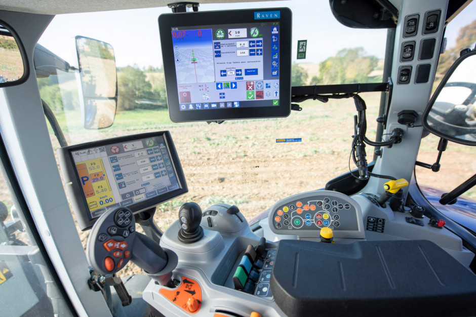 New Holland T8 Raven Autonomy - sam odbierze zboże z kombajnu