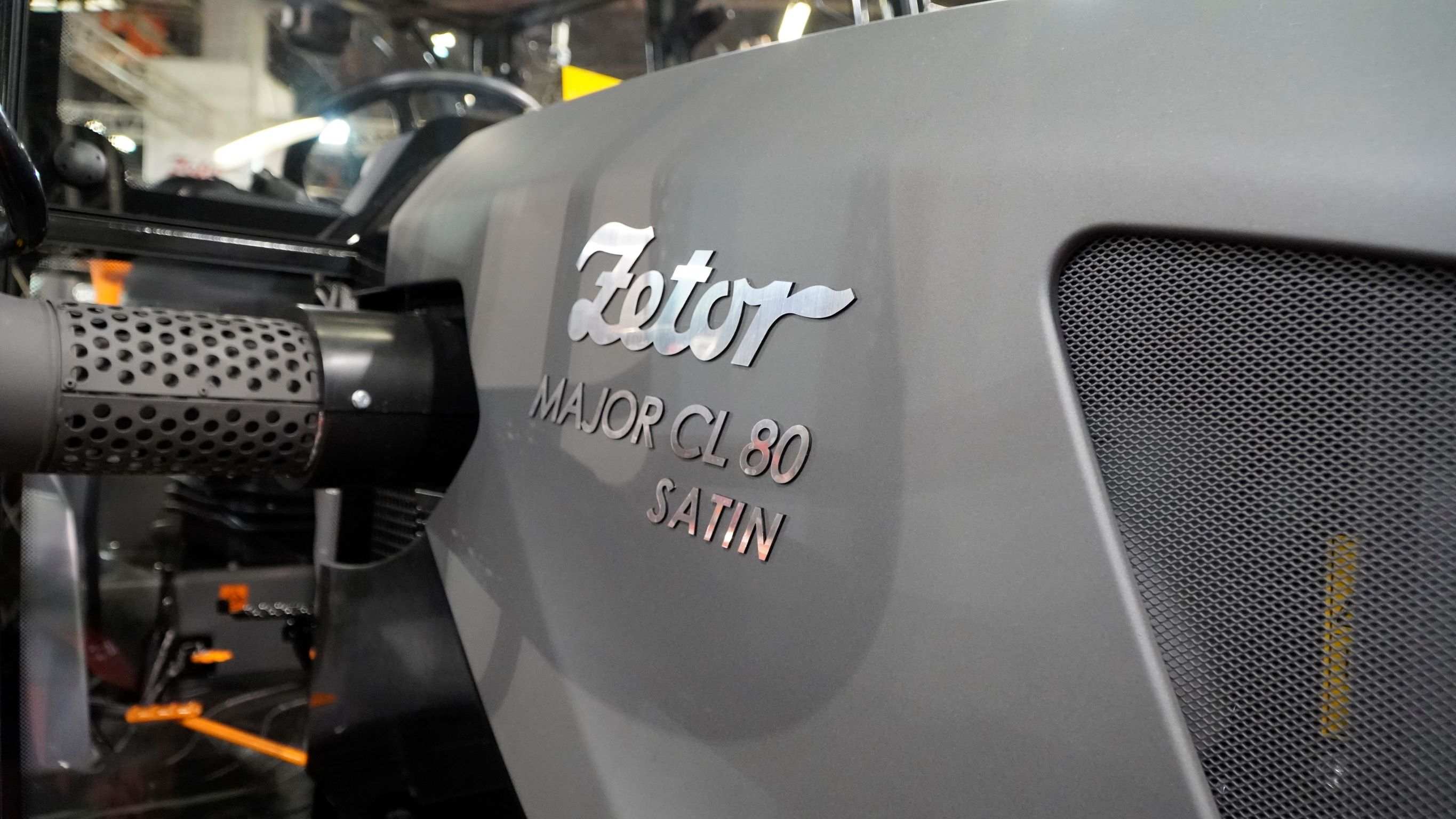 Nowy traktor Zetora i szary mat