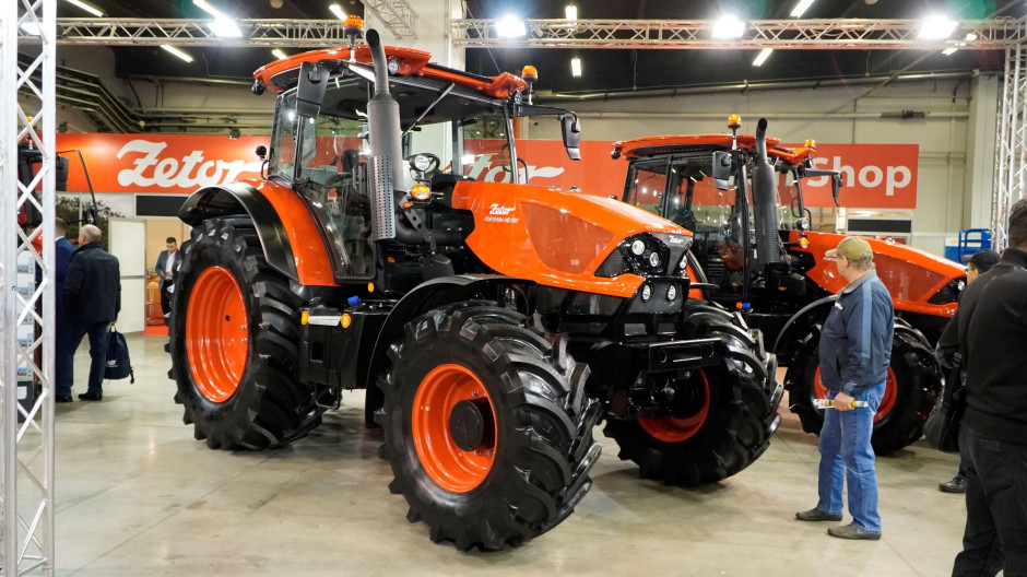 Nowy traktor Zetora i szary mat