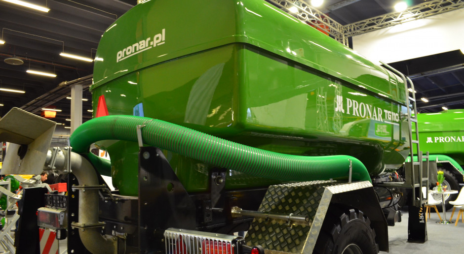 Pronar wchodzi w beczkowozy