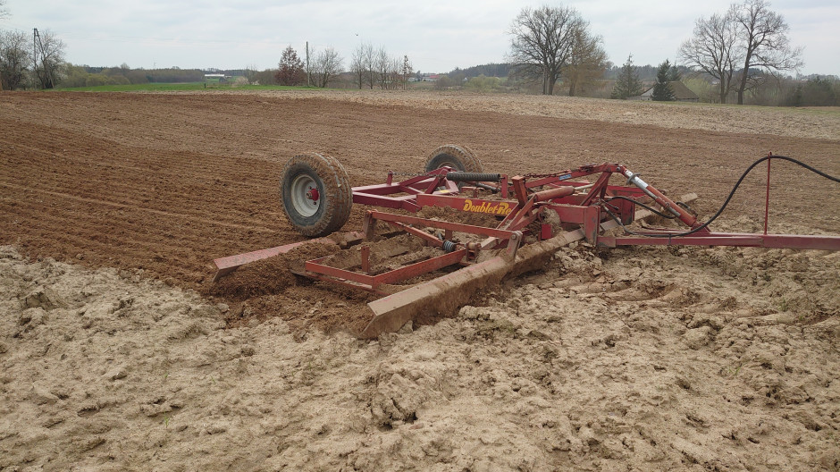 Włókowanie. Sposób na wyrównanie gleby po orce i ograniczenie parowania