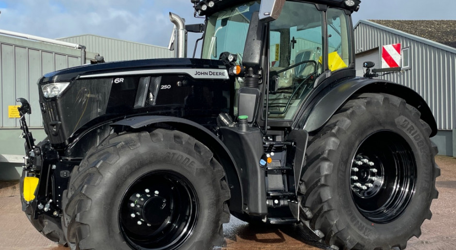 Piękny czarny John Deere 6R! Cena również piękna [galeria]