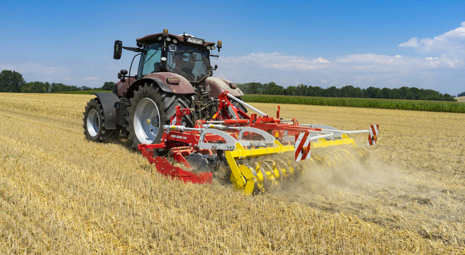 Wymieszanie słomy z glebą. Czym zrobić to dobrze?