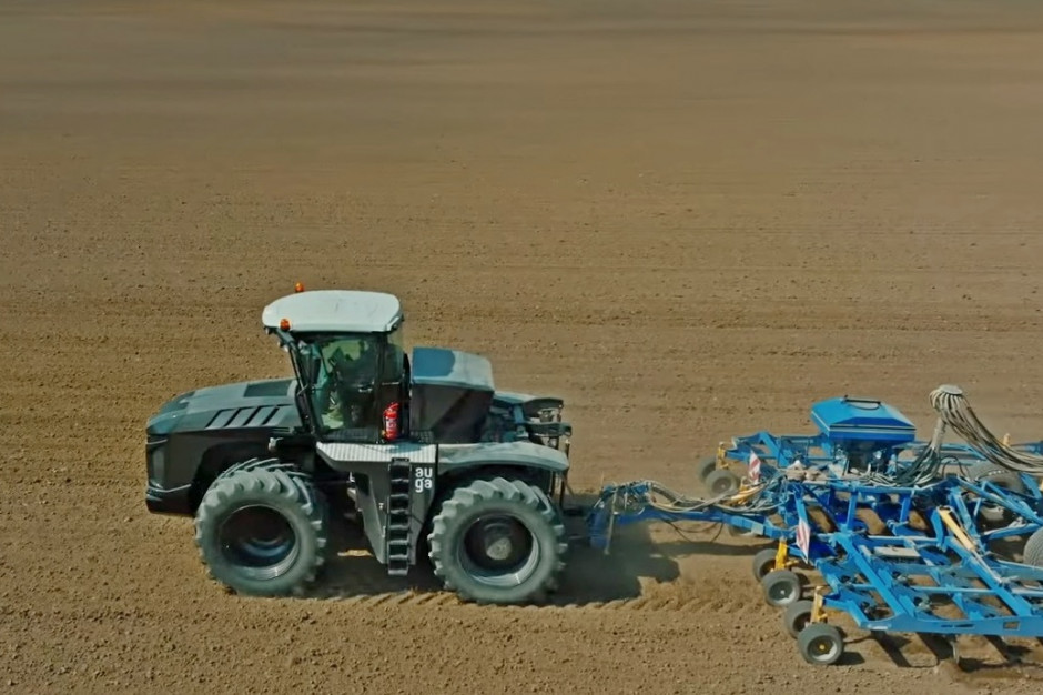 Ciągnik Auga na testach. Innowacyjny litewski ciągnik wyjechał na pole