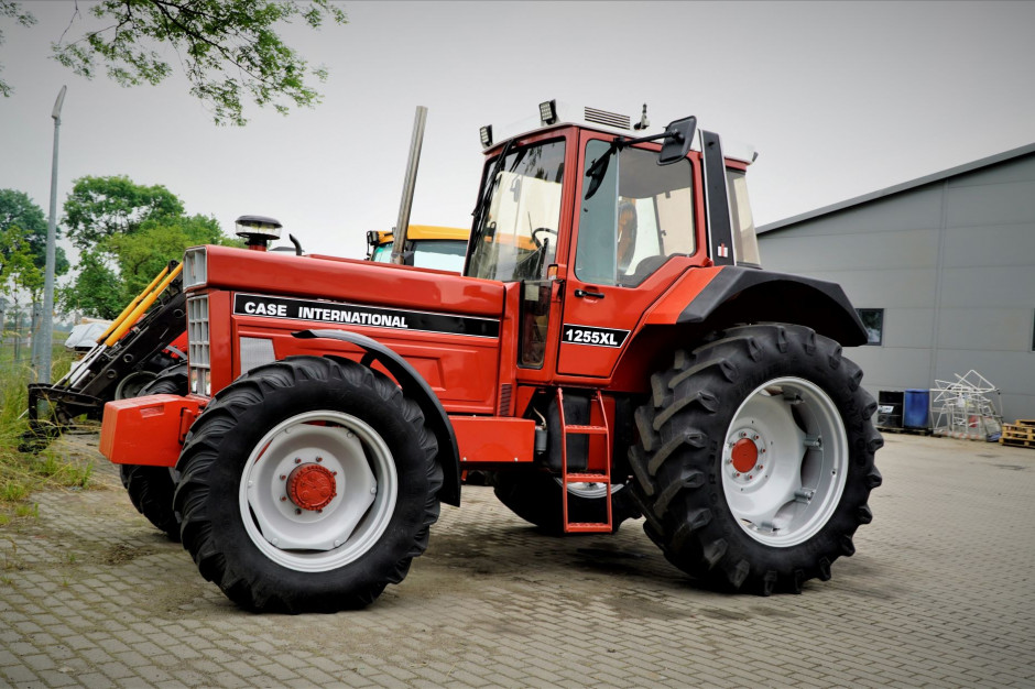 International Harvester 1255XL na sprzedaż. Ma 40 lat i trzyma się dobrze