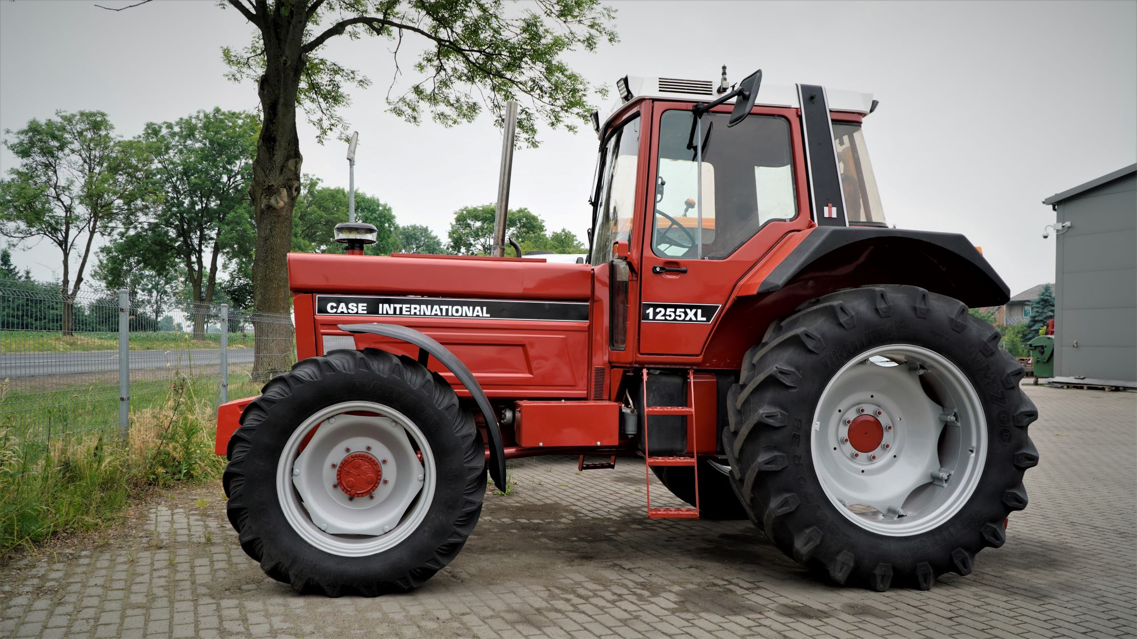 International Harvester 1255XL na sprzedaż. Ma 40 lat i trzyma się dobrze