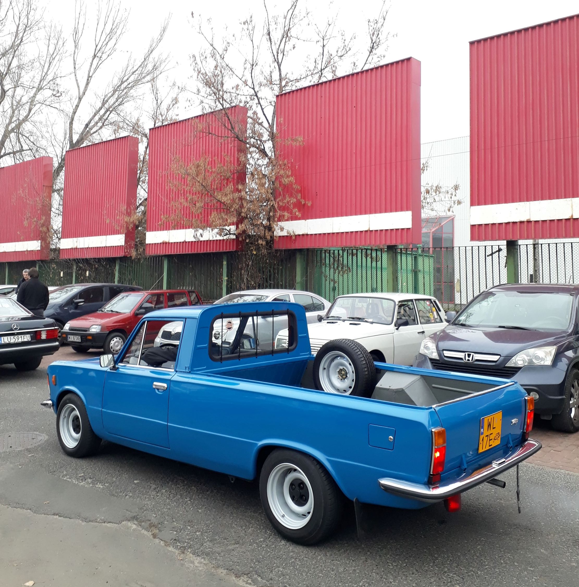 Pickup pomocnik farmera w domu, zagrodzie i na polu