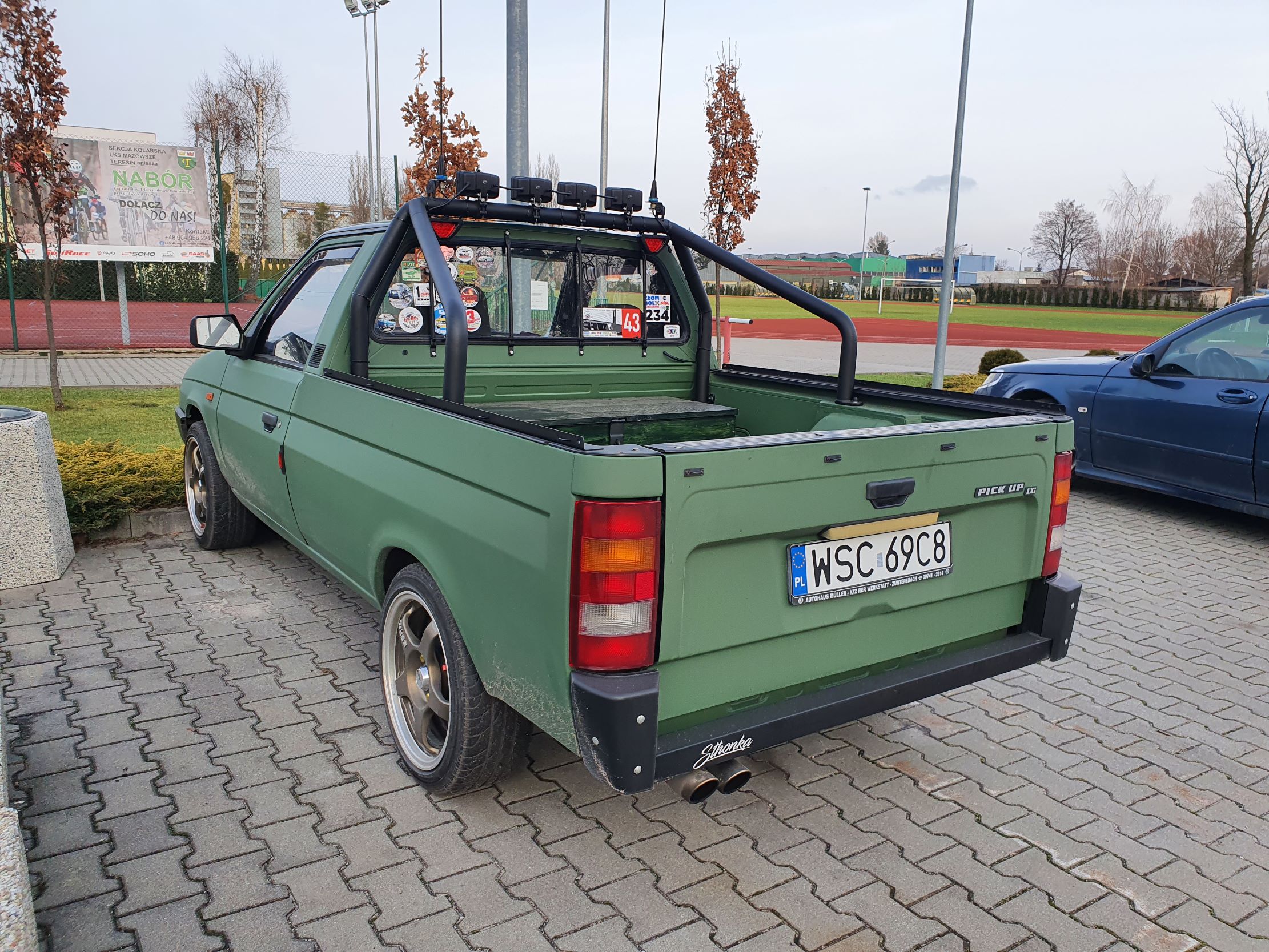 Pickup pomocnik farmera w domu, zagrodzie i na polu