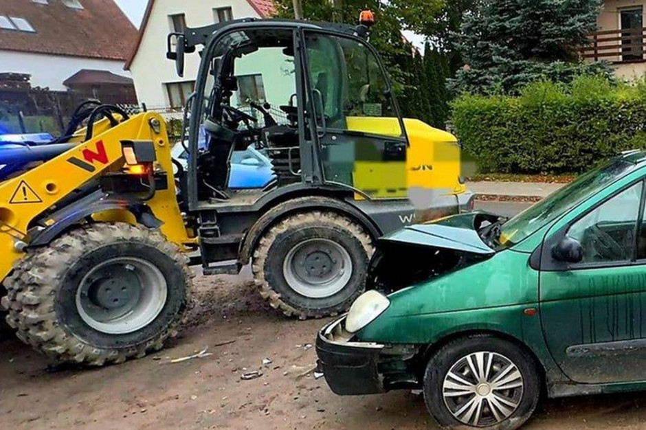 Zderzenie auta z koparko-ładowarką. Ranny kierowca renault Zderzenie auta z koparko-ładowarką. Ranny kierowca renault