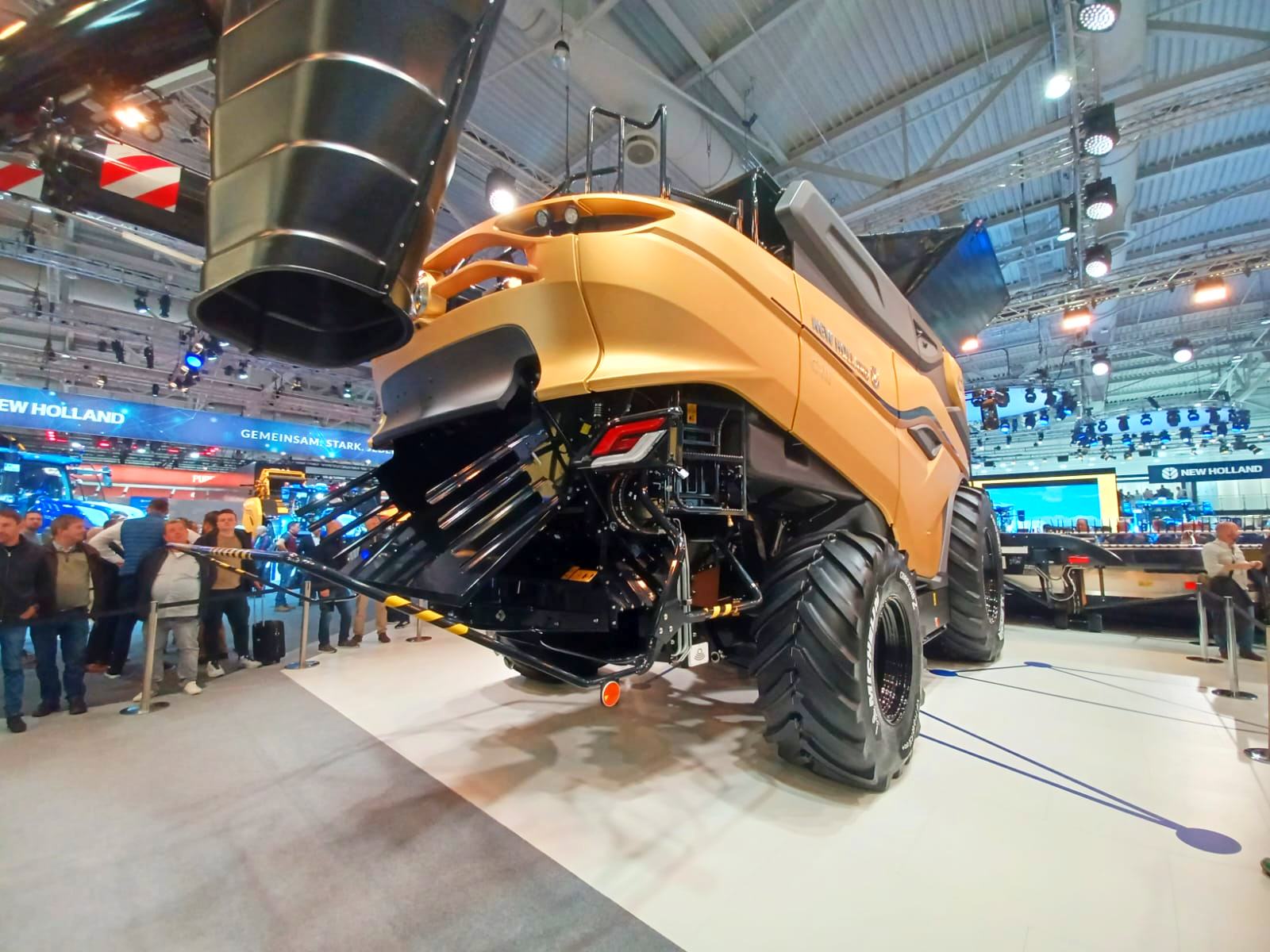 New Holland CR11. Spektakularna premiera gigantycznego kombajnu