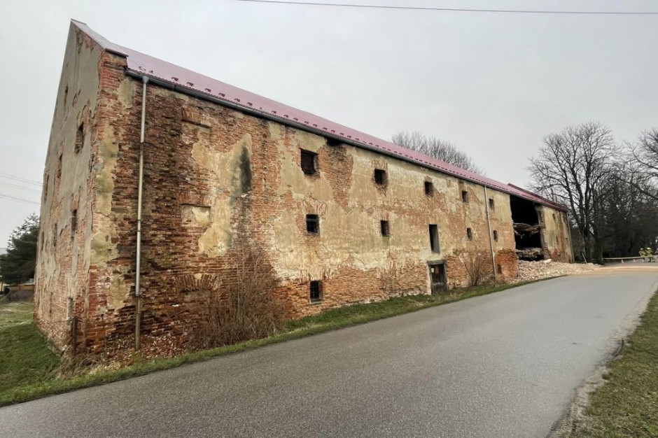 Małopolskie: Zawalił się zabytkowy spichlerz, gruzy na drodze