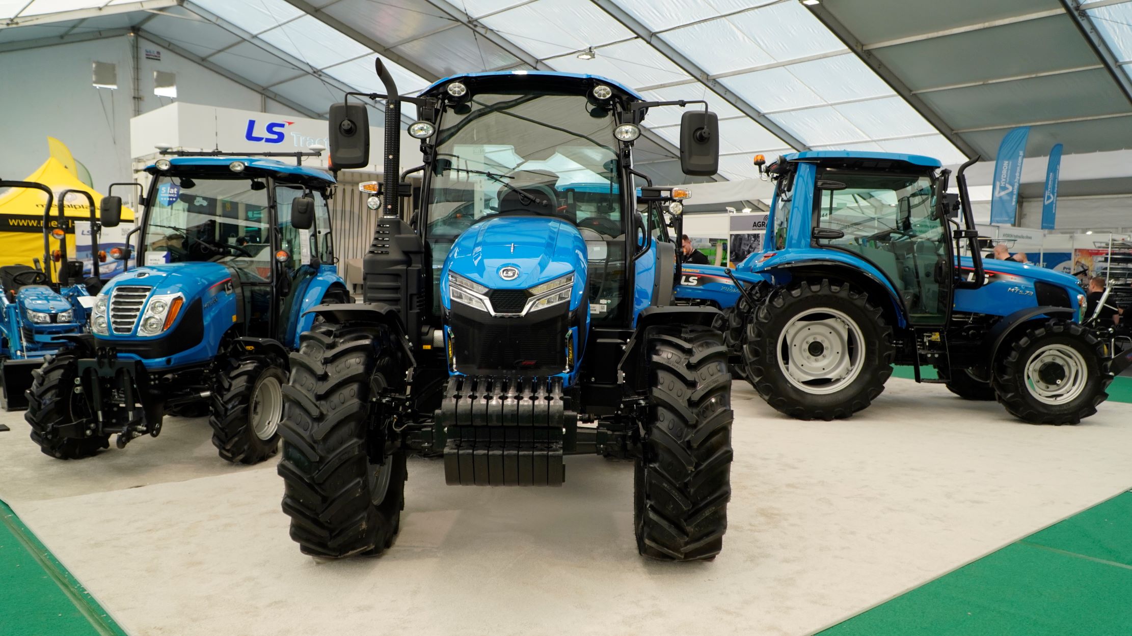 Ile kosztowały traktory na Agrotechu? Sprawdzamy ceny ciągników o mocy ...