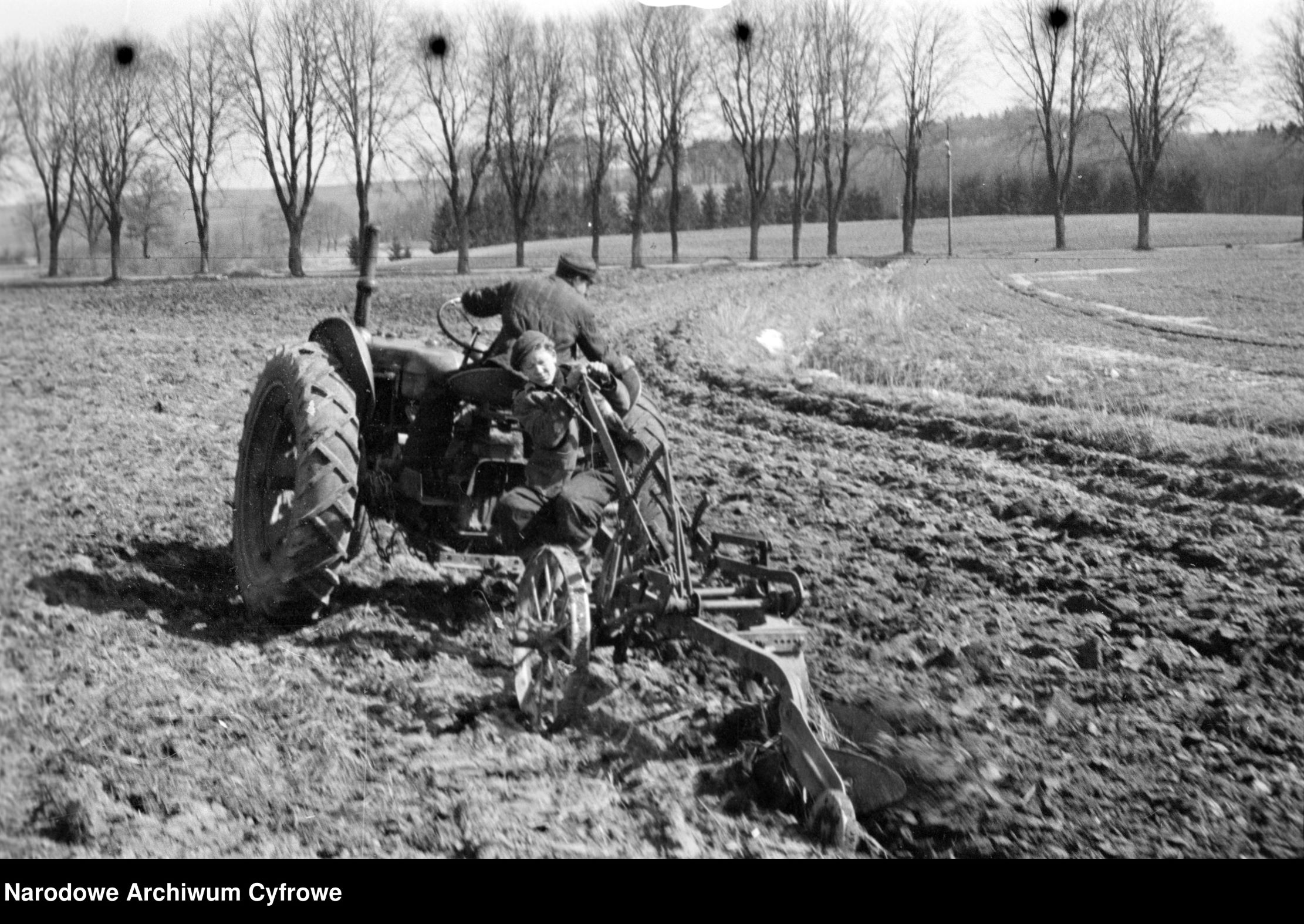 Historia jednego zdjęcia: Wiosenna akcja siewna z ciągnikiem Case