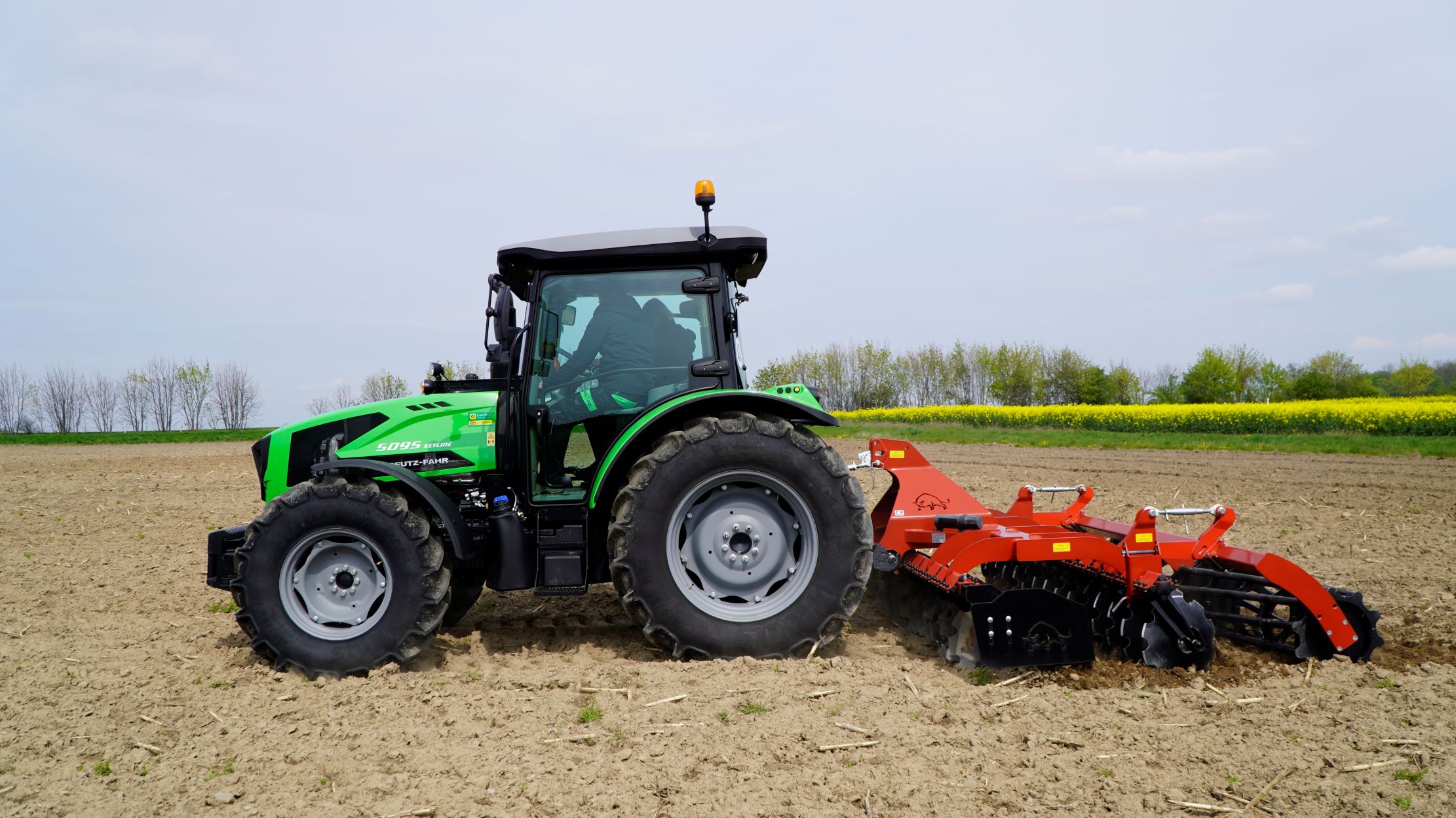 Jak jeździ i ile kosztuje nowy Deutz-Fahr 5 Keyline? To może być hit na ...