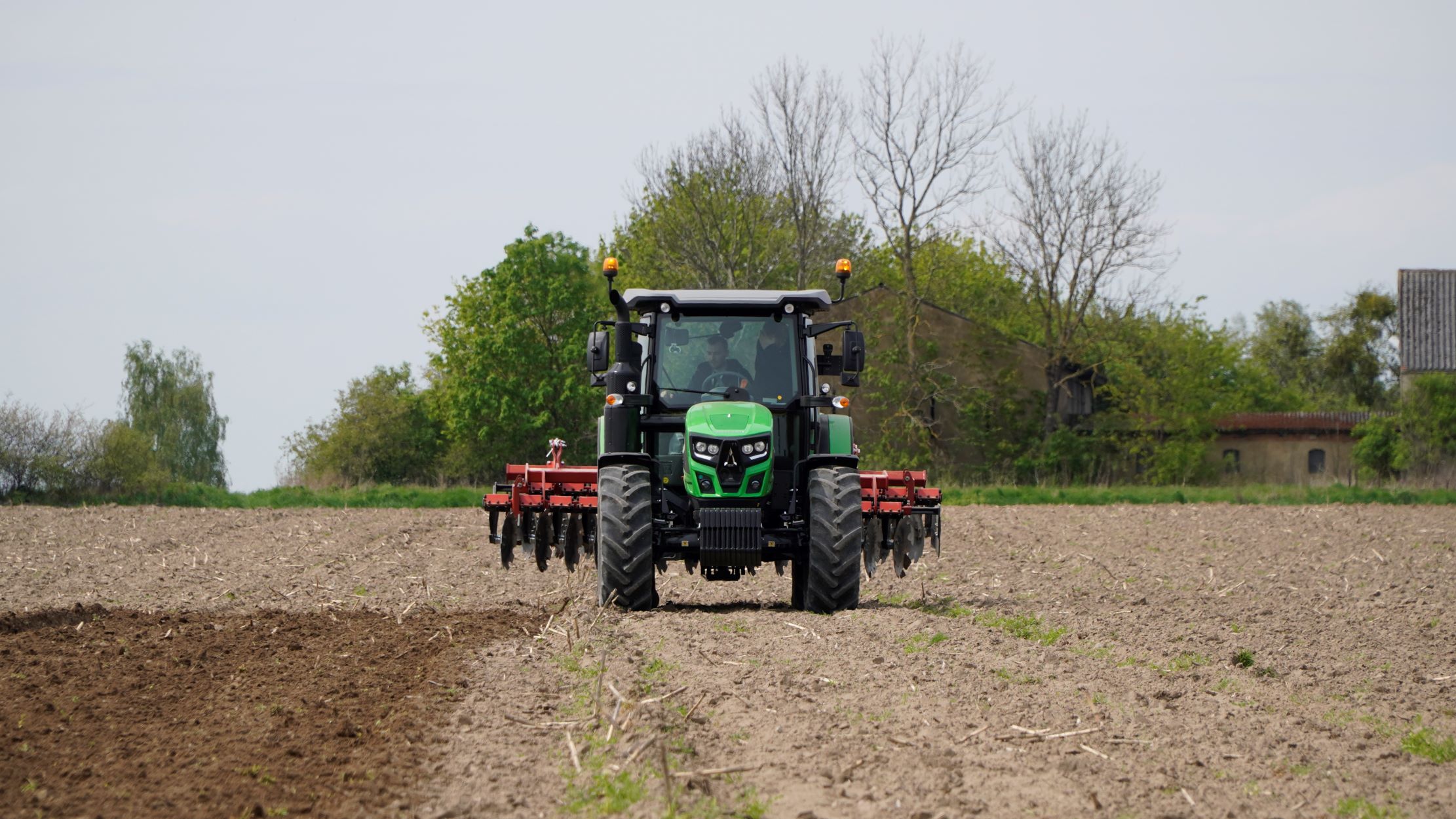 Jak jeździ i ile kosztuje nowy Deutz-Fahr 5 Keyline? To może być hit na ...