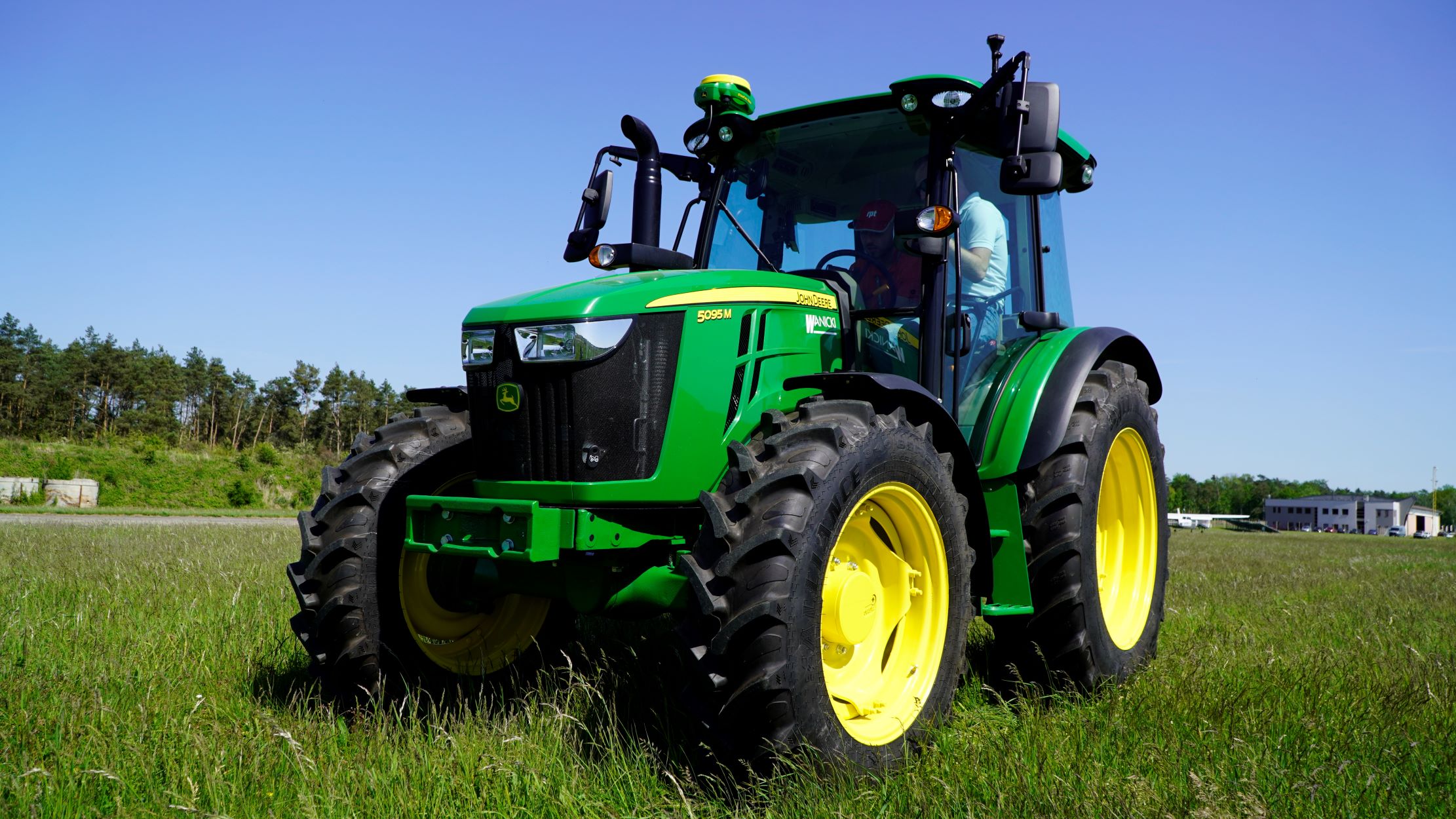 Widzieliśmy nowego John Deere’a 5M. Co się zmieniło i ile to kosztuje?