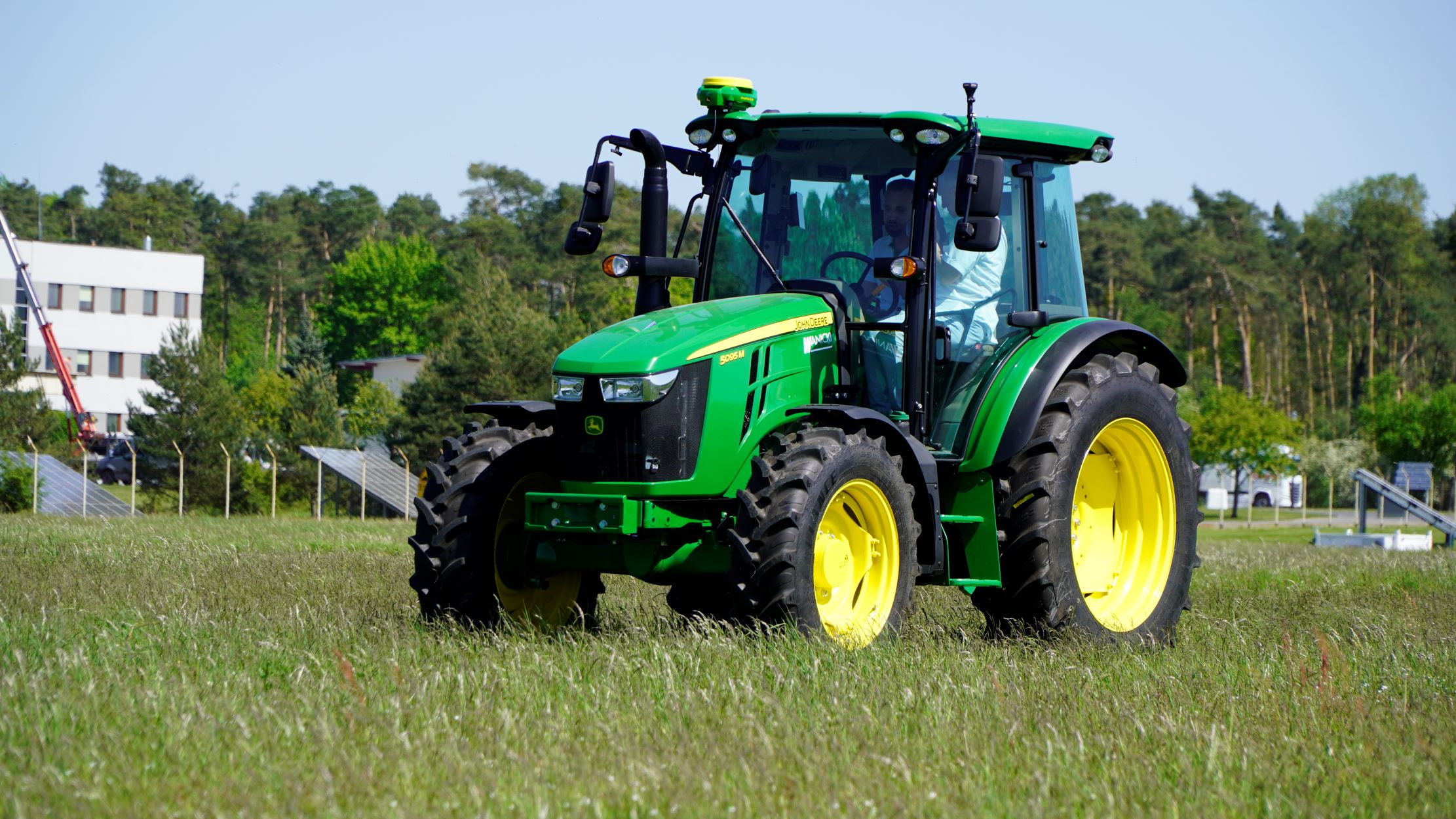 Widzieliśmy nowego John Deere’a 5M. Co się zmieniło i ile to kosztuje?