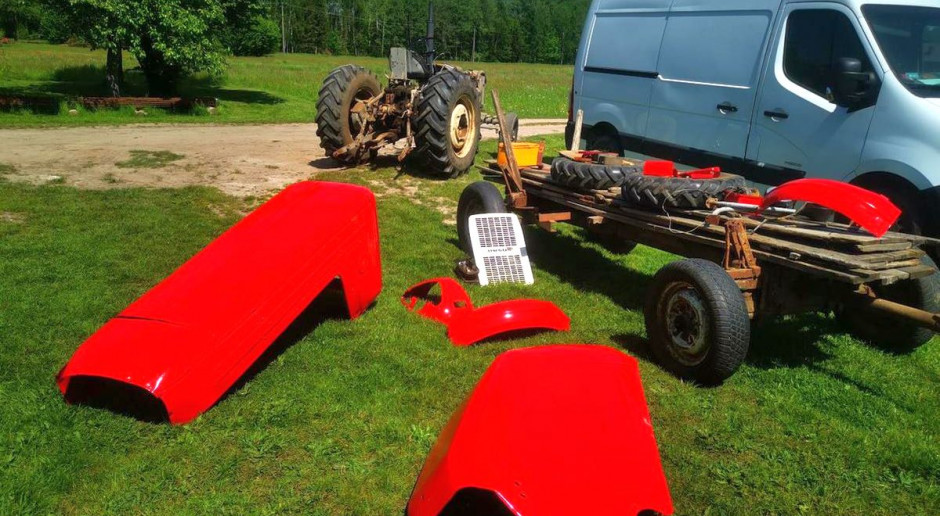 Ukradł traktor razem z wozem. Zdążył go już przemalować