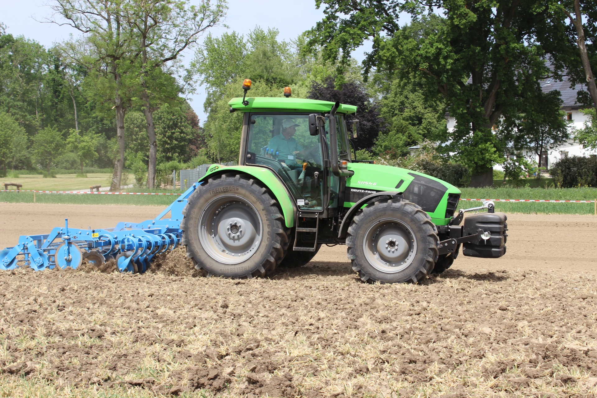 Claas Atos 350 i Deutz-Fahr 5115 G HD - dynamiczne kompakty