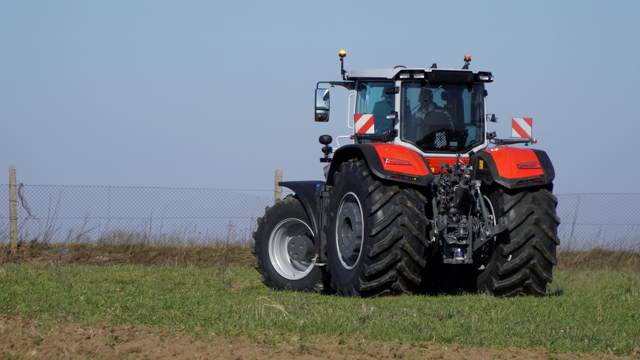 Jeździliśmy najmocniejszym Massey Fergusonem w historii. Ile kosztuje i ...
