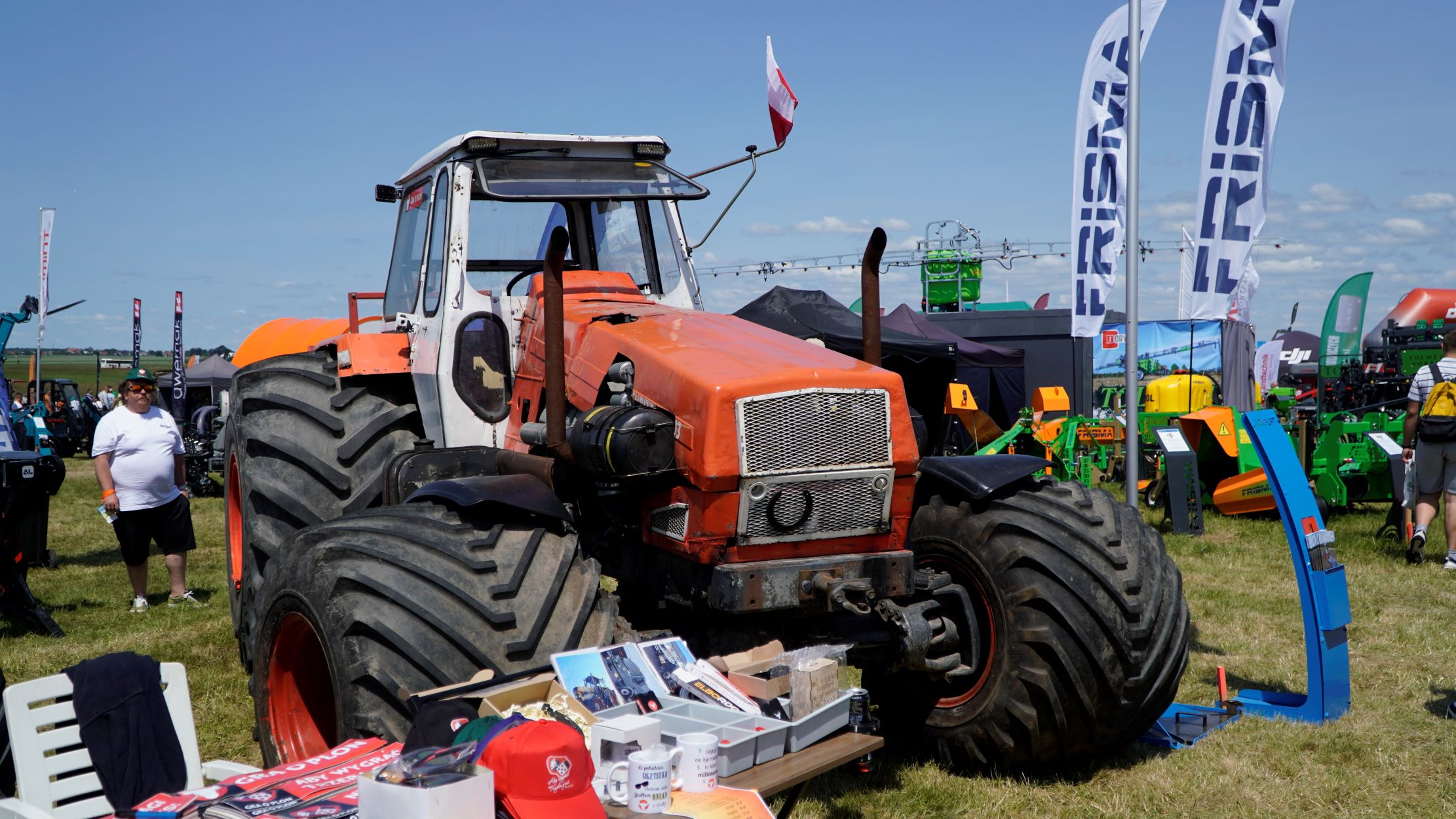 Fortschritt ZT-303 z silnikiem V10 z sieczkarni Claasa zagrał o większy ...