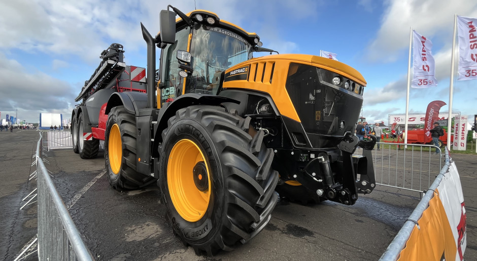 Pokazano nowy model JCB Fastrac. Wypełnia lukę między seriami 4000 i 8000