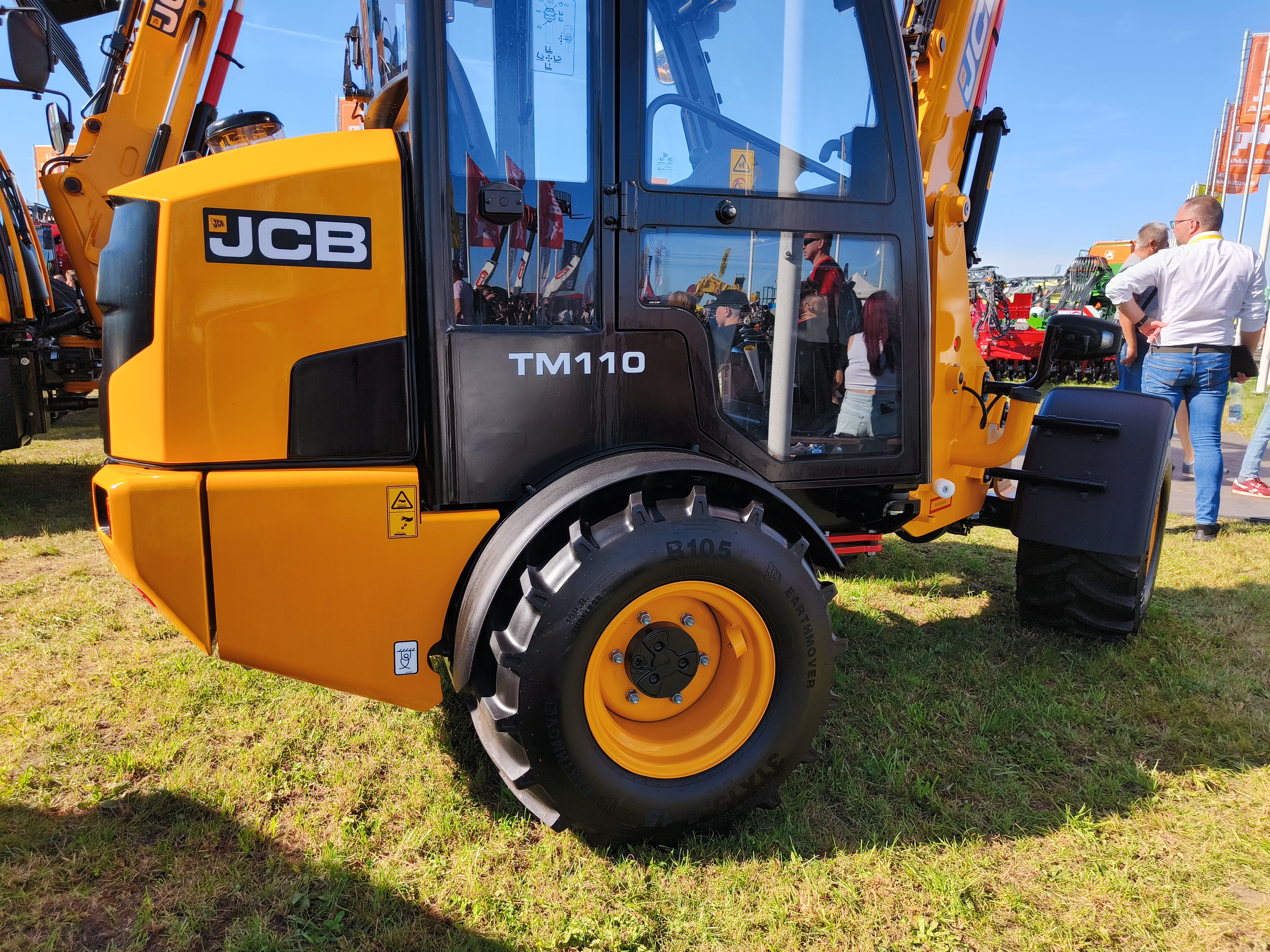 Nowa ładowarka - JCB TM 110 Agri. Szerokość zaledwie 1,56 m