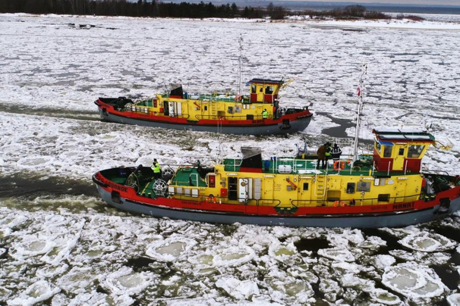 Lodołamacze kruszą lody na Wiśle i Odrze w związku z odwilżą