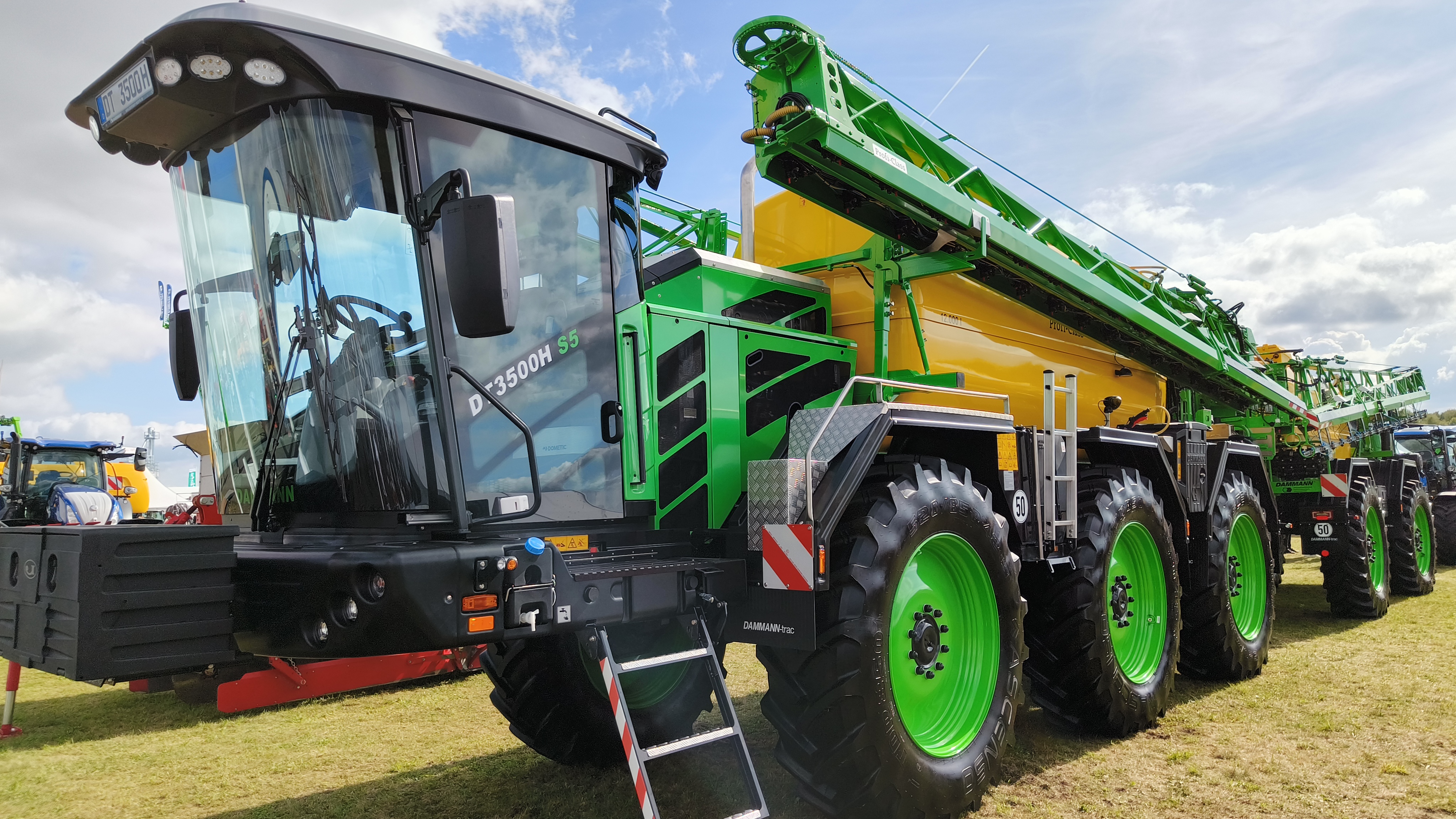 Jak przewieźć czołg, albo dwa ciągniki John Deere 9RX? Polska firma ma ...
