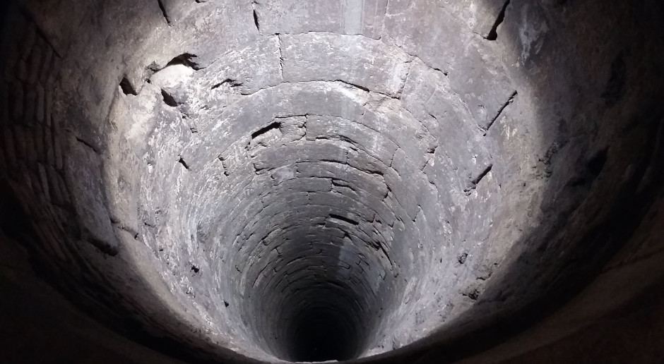 Rolnik wiercił studnię, trafił na ropę. Dziś nie ma ani wody, ani pieniędzy