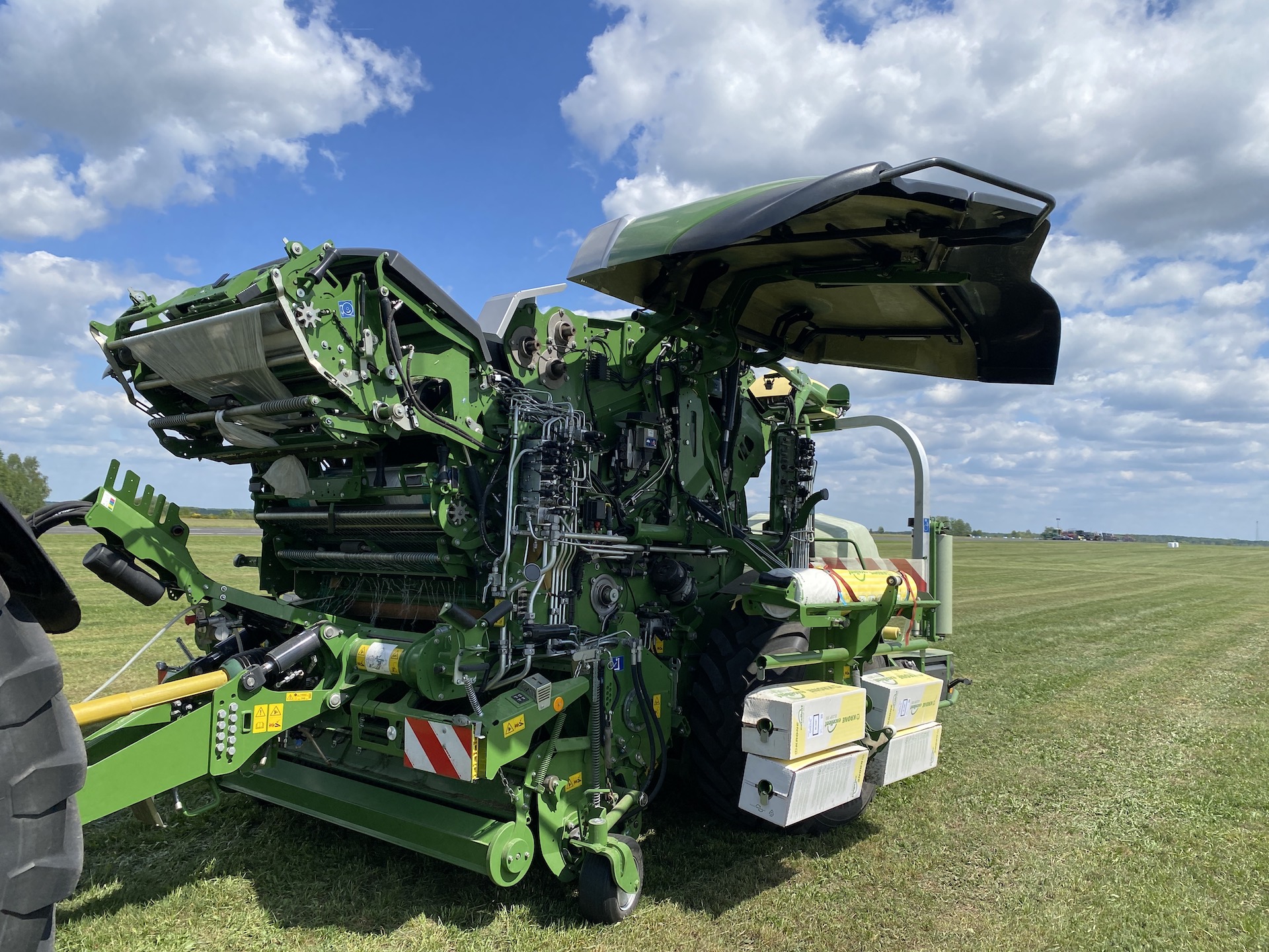 Nowa prasoowijarka Krone HDP CV 165 XC. Gotowy balot co 40 sekund