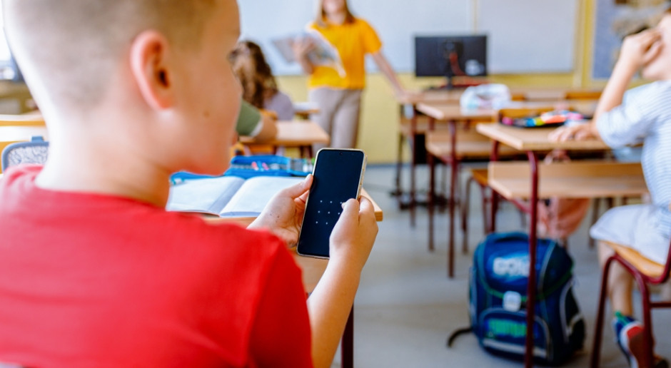 Od 1 września duża zmiana dla milionów uczniów. Chodzi o telefony